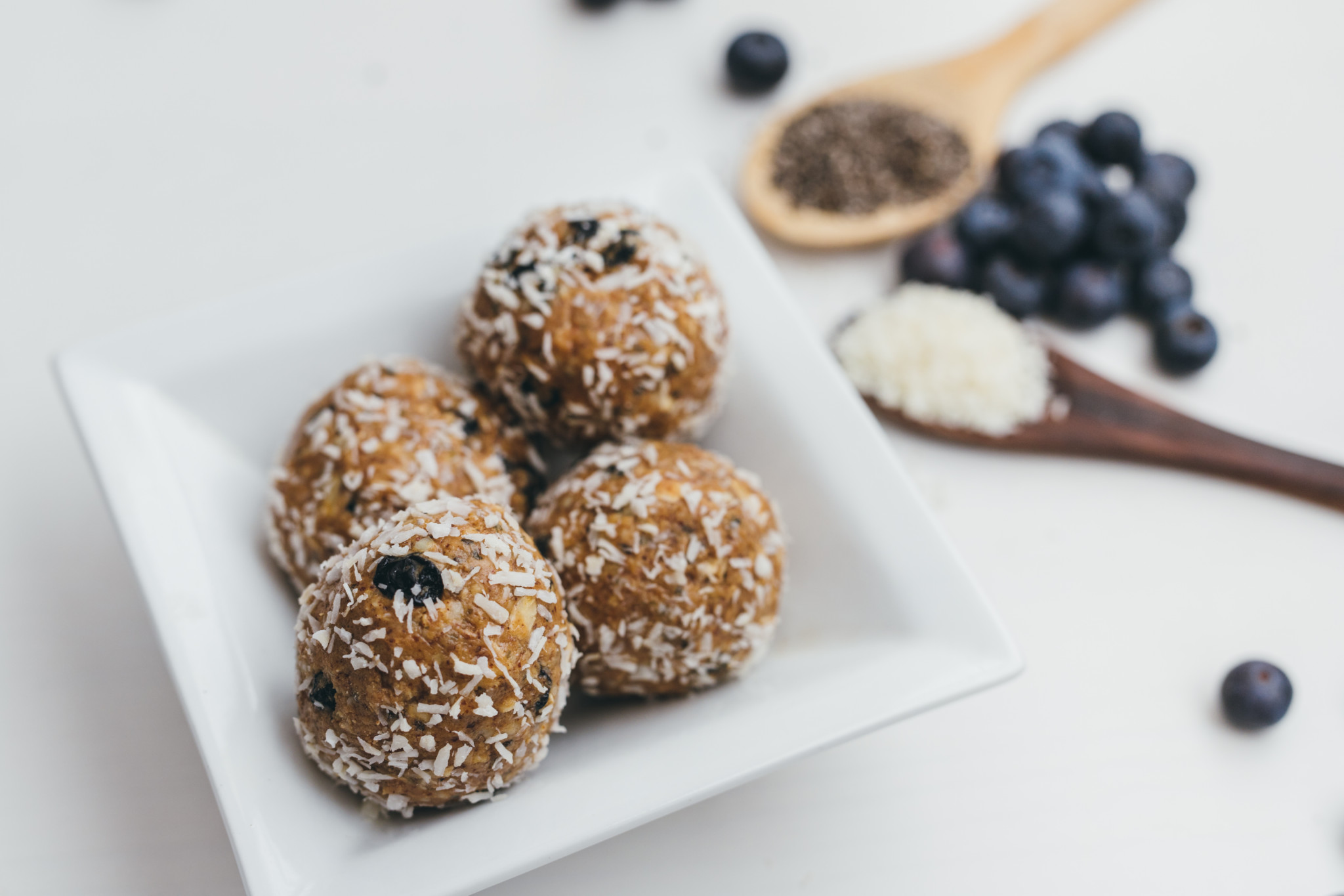 Oat Blueberry Balls - VEGWORLD Magazine