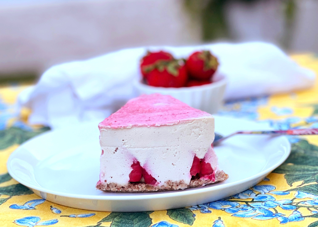 Vegan Strawberry Lemonade Cheesecake - VEGWORLD Magazine